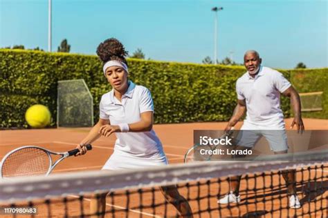 그녀의 아버지와 코치와 함께 코트에서 아름다운 흑인 여성 테니스 선수 테니스에 대한 스톡 사진 및 기타 이미지 테니스 2명 International Match