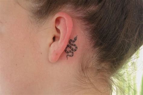 Hermosos tatuajes detrás de la oreja sutiles y femeninos