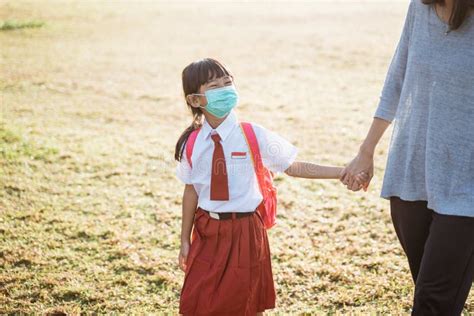 Mor Och Dotter Går Tillsammans Och Använder Ansiktsmask Fotografering