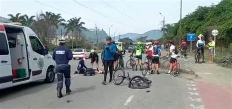 En Video Automóvil Atropelló A Ciclistas Y Se Dio A La Fuga En Copacabana