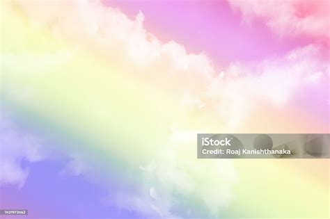 아름다움 달콤한 파스텔 바이올렛 노란색 하늘에 푹신한 구름과 함께 다채로운 색상 멀티 컬러 무지개 이미지 추상적 인 판타지 성장 빛 구름에 대한 스톡 사진 및 기타 이미지