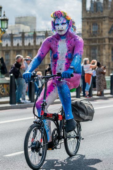 Heading Past Big Ben World Nakedのエディトリアル写真素材 画像素材 Shutterstock