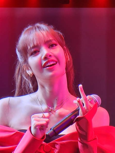 ɴᴏ ᴘʀᴏʙs 🎥🏳️‍🌈⁰³²⁷ On Twitter I Just Realized That This Is Just Her Ring Finger What