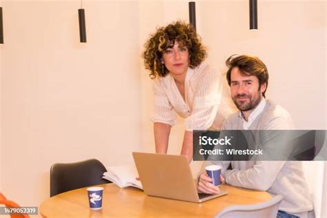 남성과 여성이 사무실의 원탁 주위에서 프로젝트에 대해 논의하고 있다 2명에 대한 스톡 사진 및 기타 이미지 2명 남자 사업가 모임 Istock