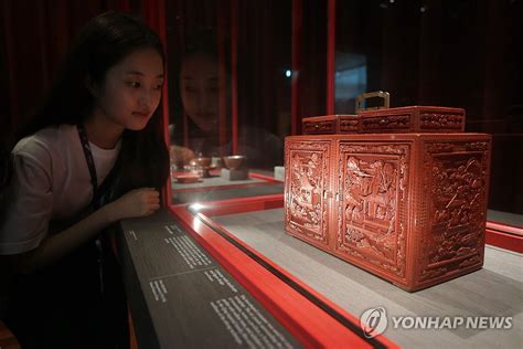 붉은 옻칠한 운반 상자 연합뉴스
