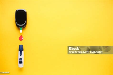 텍스트 공간이있는 노란색 배경에 디지털 글루코프터와 랜싯 펜 당뇨병 개념 혈당 측정기 건강관리와 의술에 대한 스톡 사진 및 기타