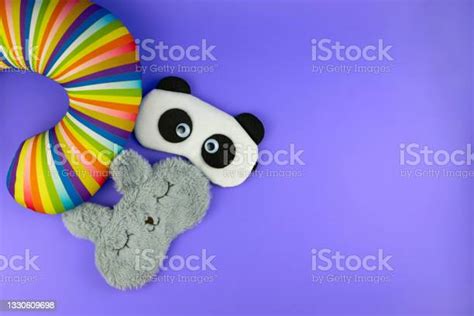 귀여운 수면 마스크와 목 베개 여행 베개와 수면 마스크 편안한 비행 또는 자동차 여행의 개념 수면을 위한 여행 쿠션 0명에 대한