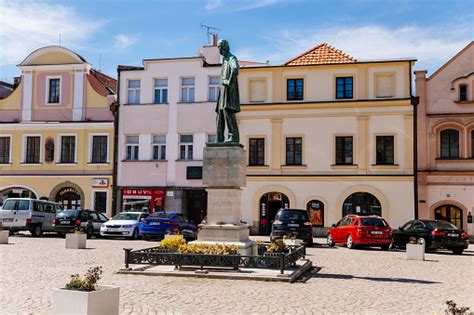 Litomysl 체코 17 April 2022 화창한 날에 중세 다채로운 상인 주택이있는 Smetana Square 또는