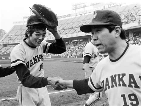 1974年南海・野村勝也兼任監督（右）と握手をする江本 スポニチ Sponichi Annex 野球