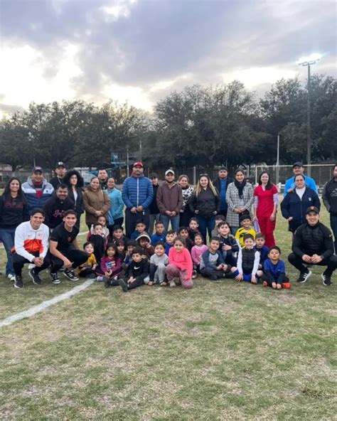 Jugadores Y Cuerpo Técnico De La Liga Premier Imparten Clínica A Niños