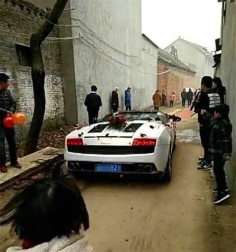 農村結婚實拍，結個婚女方要求動用上千萬車隊嫁人還是嫁錢 每日頭條