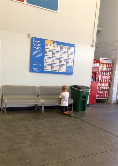Mutter sieht den Sohn auf seinen nackten Knien beten schaut näher