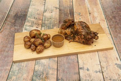 Charkoalgrillad Halv Kyckling Med Grumlig Hud Och Honungssås Och