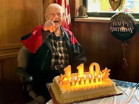 El hombre que desafía al tiempo a sus 110 años vive solo conduce a