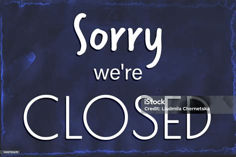 텍스트 죄송합니다 우리는 진한 파란색 배경 그림에 닫혀 있습니다 정보 표시 공휴일에 대한 스톡 벡터 아트 및 기타 이미지