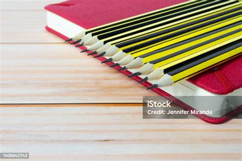 나무 테이블 위의 빨간 메모 책에 누워있는 나무 2b 연필 공간을 복사합니다 0명에 대한 스톡 사진 및 기타 이미지 0명