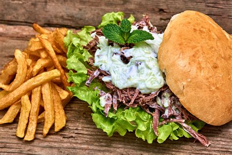 Tzatziki 소스 Bbq 소스 및 나무 배경 튀김 그린 샐러드와 바베 큐 뽑아 돼지고기 샌드위치 갈기갈기 찢어진에 대한 스톡 사진 및 기타 이미지 Istock