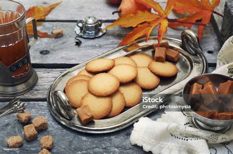 Palets 브르타뉴어 프렌치 쿠키 소금에 절인 카라멜 쇼트브레드 브르타뉴 어 쿠키 차 한잔과 단풍 소금 카라멜에 대한 스톡