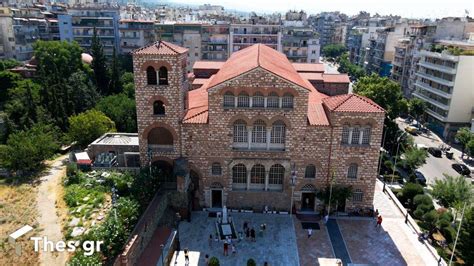 Thes Αγιος Δημήτριος Σε λαϊκό προσκύνημα τμήμα του Αρραφου Χιτώνος του Ιησού και κομμάτι από