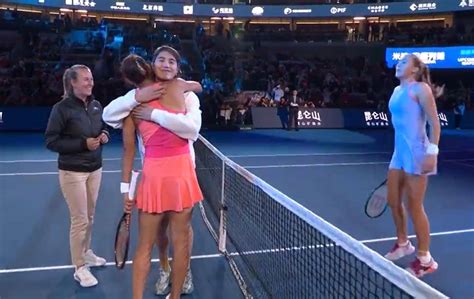 张雨霏惊喜现身中网：为郑钦文挑边，两人热情拥抱比赛中国奥运