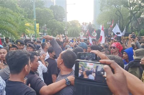Sebelum Bubar Massa Aksi Sempat Lempar Bangkai Tikus Dan Telur Busuk