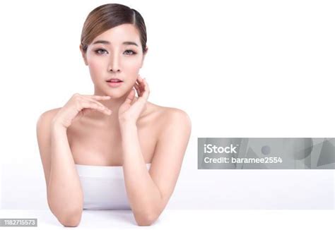 아름다움 젊은 아시아 여자 와 완벽한 얼굴 피부 흰색 배너 배경에 광고 치료 스파 및 화장품에 대한 제스처 귀여운에 대한 스톡
