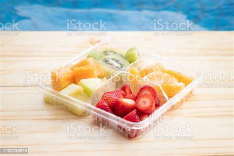플라스틱 용기에 건강 한 과일의 혼합 딸기 키 위 오렌지 멜론 0명에 대한 스톡 사진 및 기타 이미지 0명 건강한 생활방식