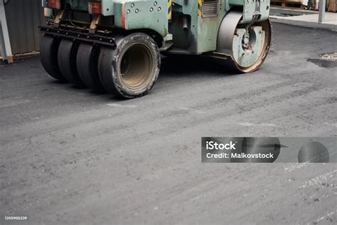 아스팔트 콤팩터는 도로 수리 작업을 수행하고 있습니다 새로운 아스팔트를 누워 대형 중장비 새로운 아스팔트 도로의 건설 거리에 대한 스톡 사진 및 기타 이미지 Istock