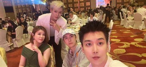 杜华晒乐华娱乐年会库存照 与王一博程潇等人合影 搜狐大视野 搜狐新闻