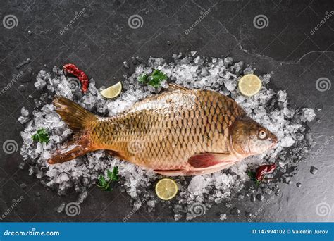Peixes Inteiros Crus Frescos Especiarias Limão Da Carpa De Espelho