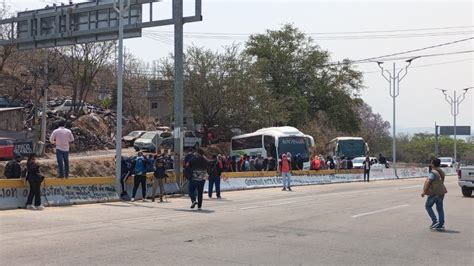La Jornada Normalistas De Ayotzinapa Bloquean La Autopista Del Sol