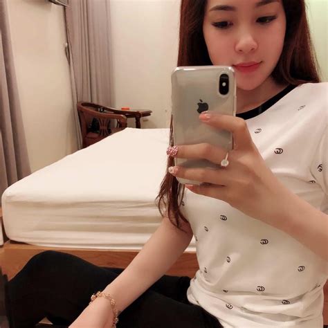 我真的好想笑我真的忍不住了我真的笑到肚子痛沒有那個身材就不要穿低胸嗎？ 何苦為難自己呢？ 女人懂女人的痛。 Marry Liu