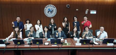 週五下午和天下學習「人才會」的夥伴，一起到國發會，拜會劉鏡清主委。雖然在一連串緊湊的行程後，主委仍與大家侃侃而談台灣人才發展的策略，絲毫未顯
