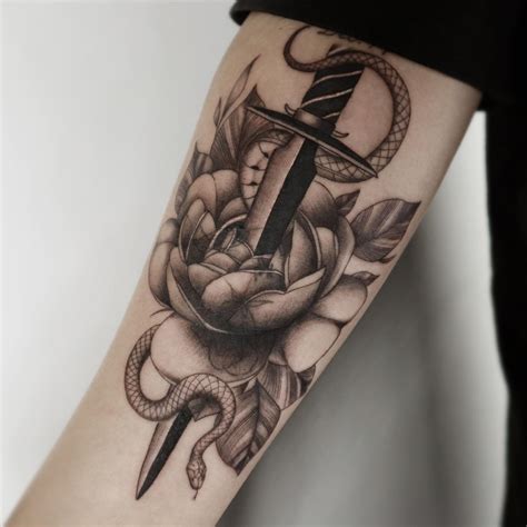 타투어때 커버업 타투 칼 꽃 뱀