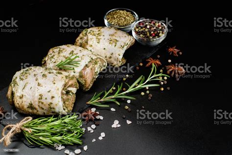 생 고기 치킨생 고기 닭고기신선한 로즈마리 향신료와 어두운 배경에 허브 소스에 절인 닭 허벅지 향신료 마늘을 곁들인 닭 허벅지