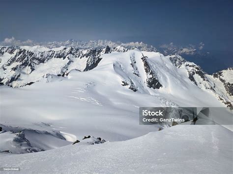 글라루스 우리에서 즐기는 백컨트리 스키 투어 스위스 알프스의 빙하 위로 스키 투어 스키모 등산 고화질 사진 눈 냉동상태의 물에 대한 스톡 사진 및 기타 이미지 Istock