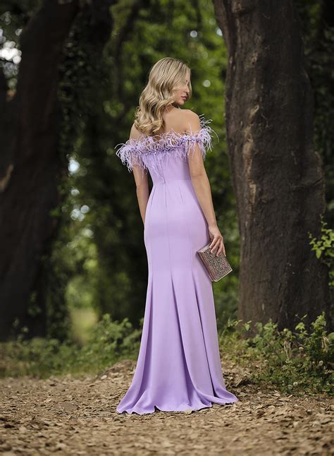 Nuribel Vestido De Fiesta Con Piedras Y Plumas En El Escote