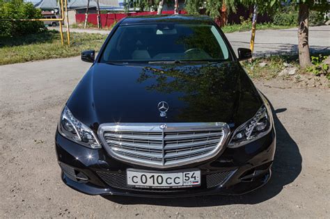 녹색 나무 근처 주차 공간에서 우수한 조건에서 어두운 회색 인테리어와 블랙 메르세데스 벤츠 E 클래스 E350 2013 년 전면 보기 교통수단에 대한 스톡 사진 및 기타