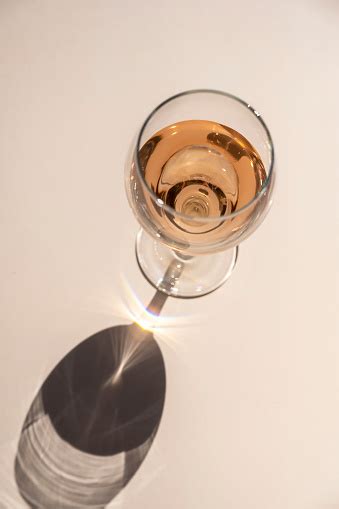 거친 그림자가있는 햇빛 아래 베이지 색 배경에 와인 잔이있는 정물 장면 추상적 인 마시는 와인 개념 하이 앵글에 대한 스톡 사진