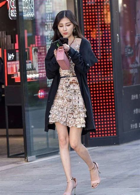 街拍：丰满的美女穿低胸装，弯腰捡东西的一瞬间，网友：心跳加速