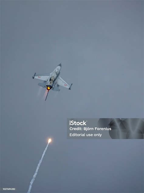 通用動力學 F16 戰鬥獵鷹 超音速多用途戰鬥機釋放誘餌耀斑 空中表演 照片檔及更多 F16戰機 照片 F16戰機 加力燃燒室