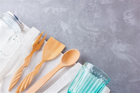 제로 폐기물 개념 회색 배경에 면 가방 유리 및 나무 칼붙이 친환경 나무 칼과 메이슨 항아리 세트 플라스틱 무료 개념 Minimalism 맨 위 보기 복사 공간 가정 주방에