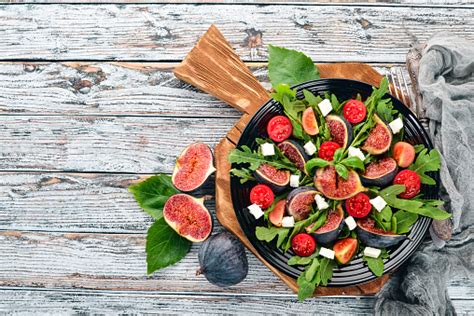 무화과와 신선한 샐러드 Arugula 잎 체리 토마토 Feta 치즈 텍스트에 대 한 여유 공간입니다 최고의 볼 수 있습니다 0