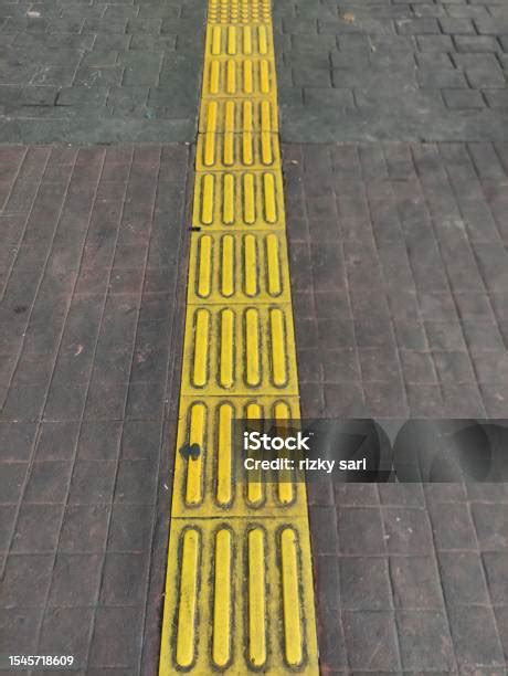타일로 된 길 시각 장애인을 위한 도로에 시각 장애인을 위한 촉각 포장 0명에 대한 스톡 사진 및 기타 이미지 0명 감각 지각 강철 Istock
