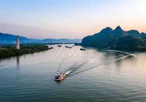 广东清远：江中游船 人民图片网