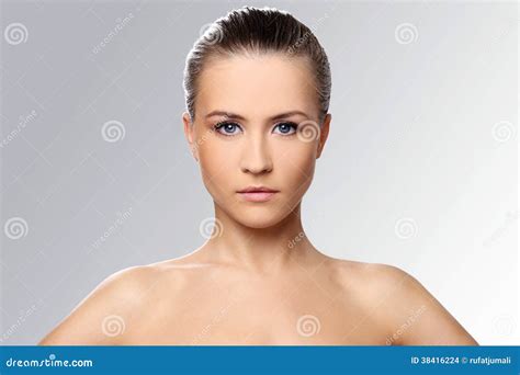 Belle Fille Avec Le Visage Parfait Photo Stock Image Du Fond Femelle