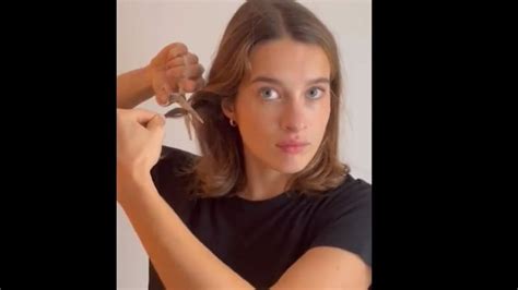 50ye Yakın Fransız Aktris Masha Amini Için Saçlarını Kesti