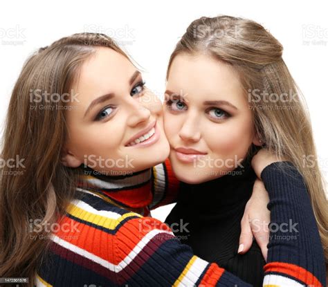 Photo Libre De Droit De Deux Jeunes Filles Blondes En Pulls Posant