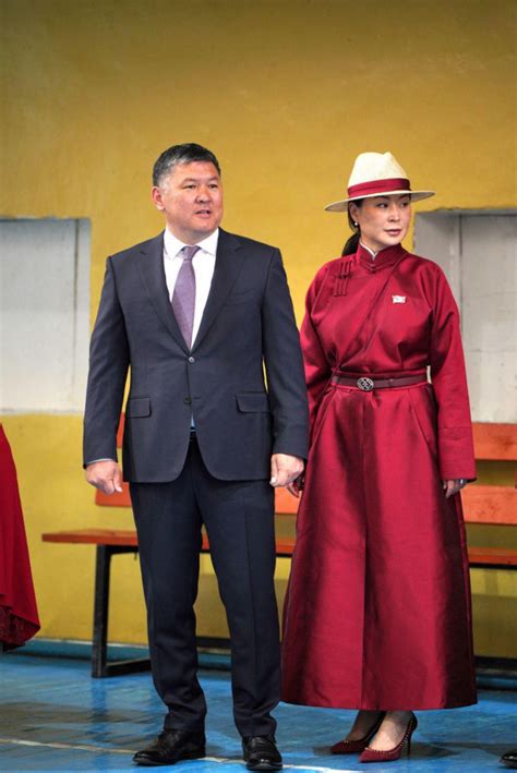 П Анужин У Отгонбаяр нар Сүхбаатар аймагт саналаа өгчээ