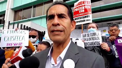 En Los Exteriores Del Edf Zarzuela Iess Gustavo Davila Presidente
